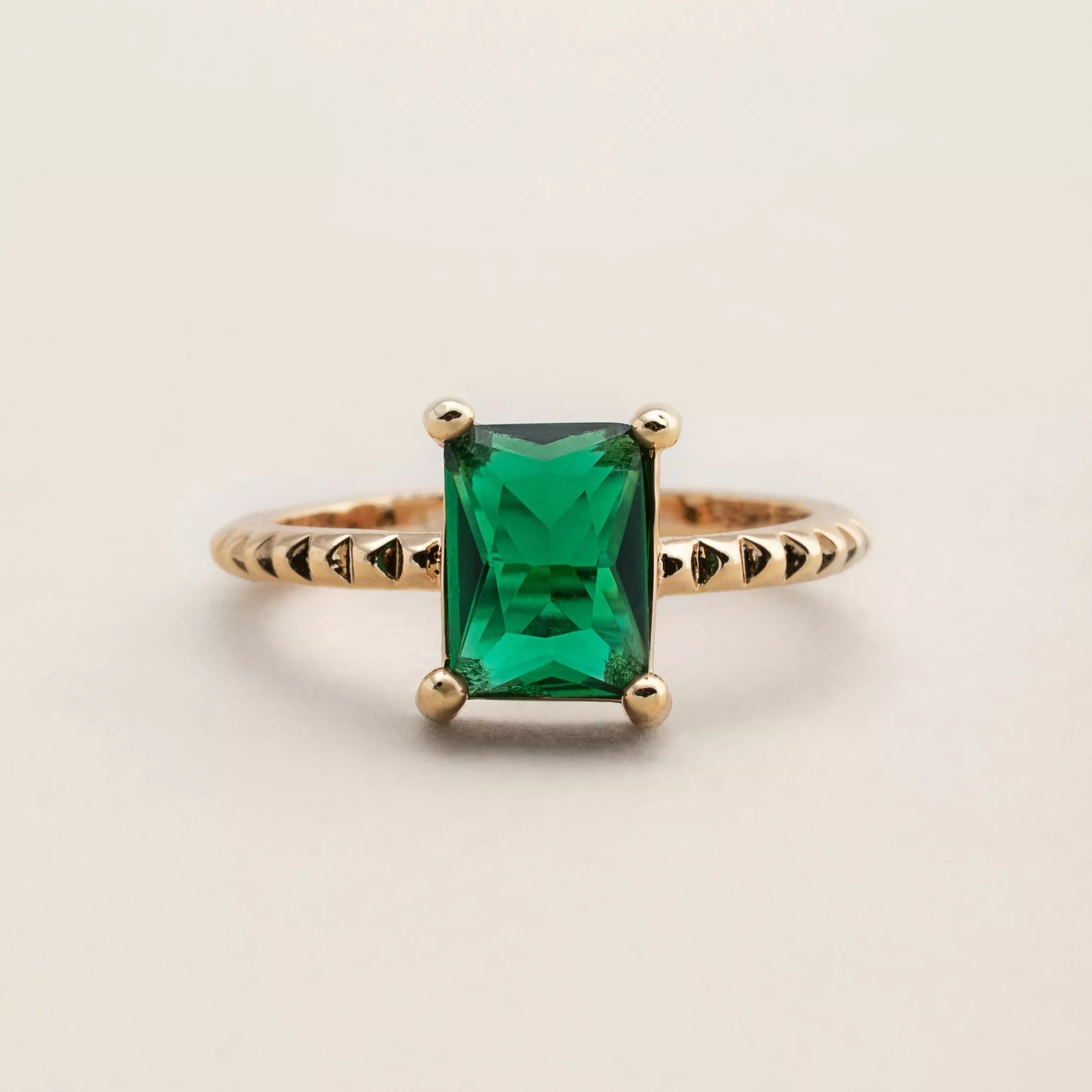 Pyramid Band Emerald Ring | Proud Diamond